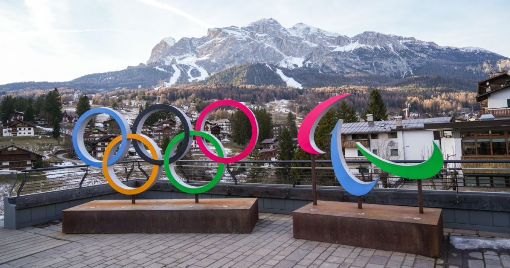 Milano-Cortina 2026, cane in pista corre con gli atleti e taglia il ...